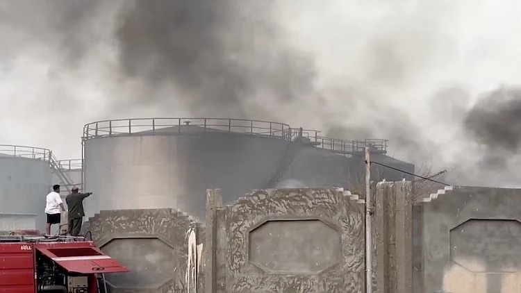 Saudi Arabia bombs Yemen Port after calling strike by ‘brotherly’ UAE ...