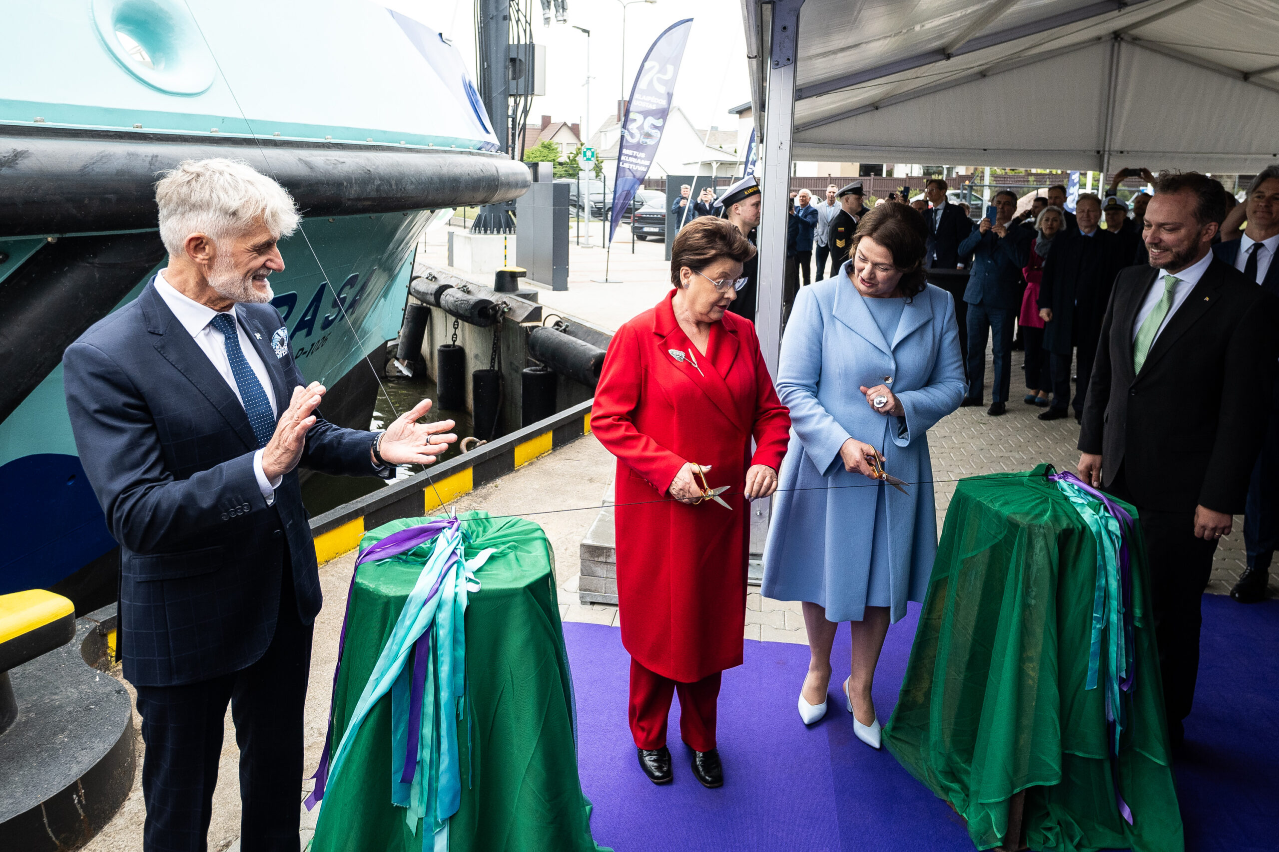 From Klaipėda port to the world: First green hydrogen-powered waste ...
